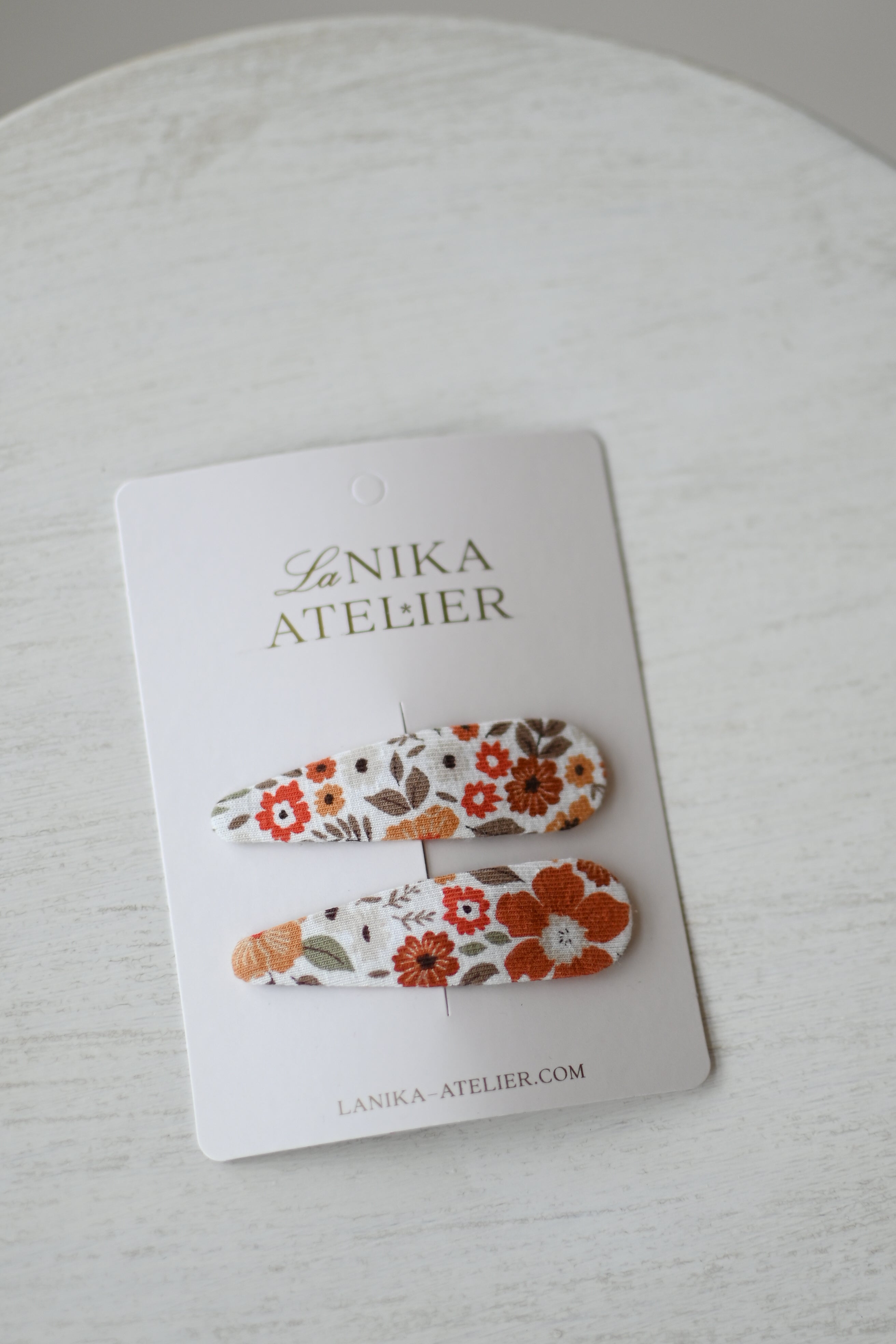 Lasni dodatki narejeni v Sloveniji: špangice, mašnice in elastike ...